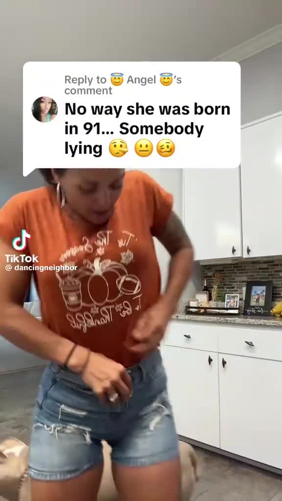 SHE TRYING TO DO THE TUSSY ROLL 🤣